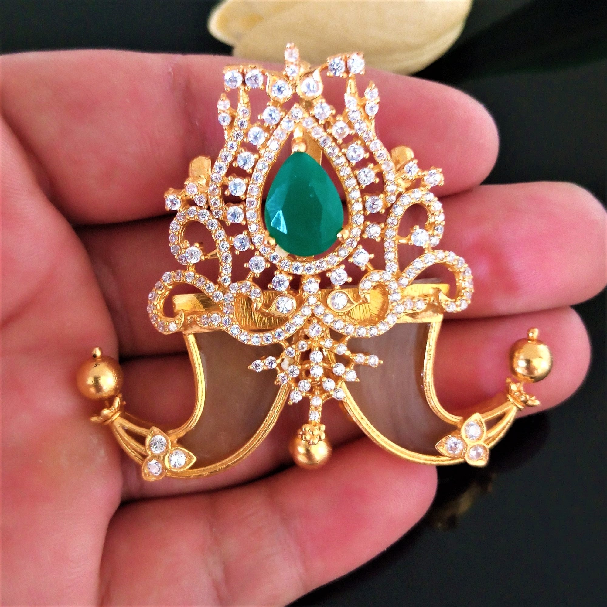 Pure Silver Tiger Claw (Puli Goru) Emerald Pendant – Enumu